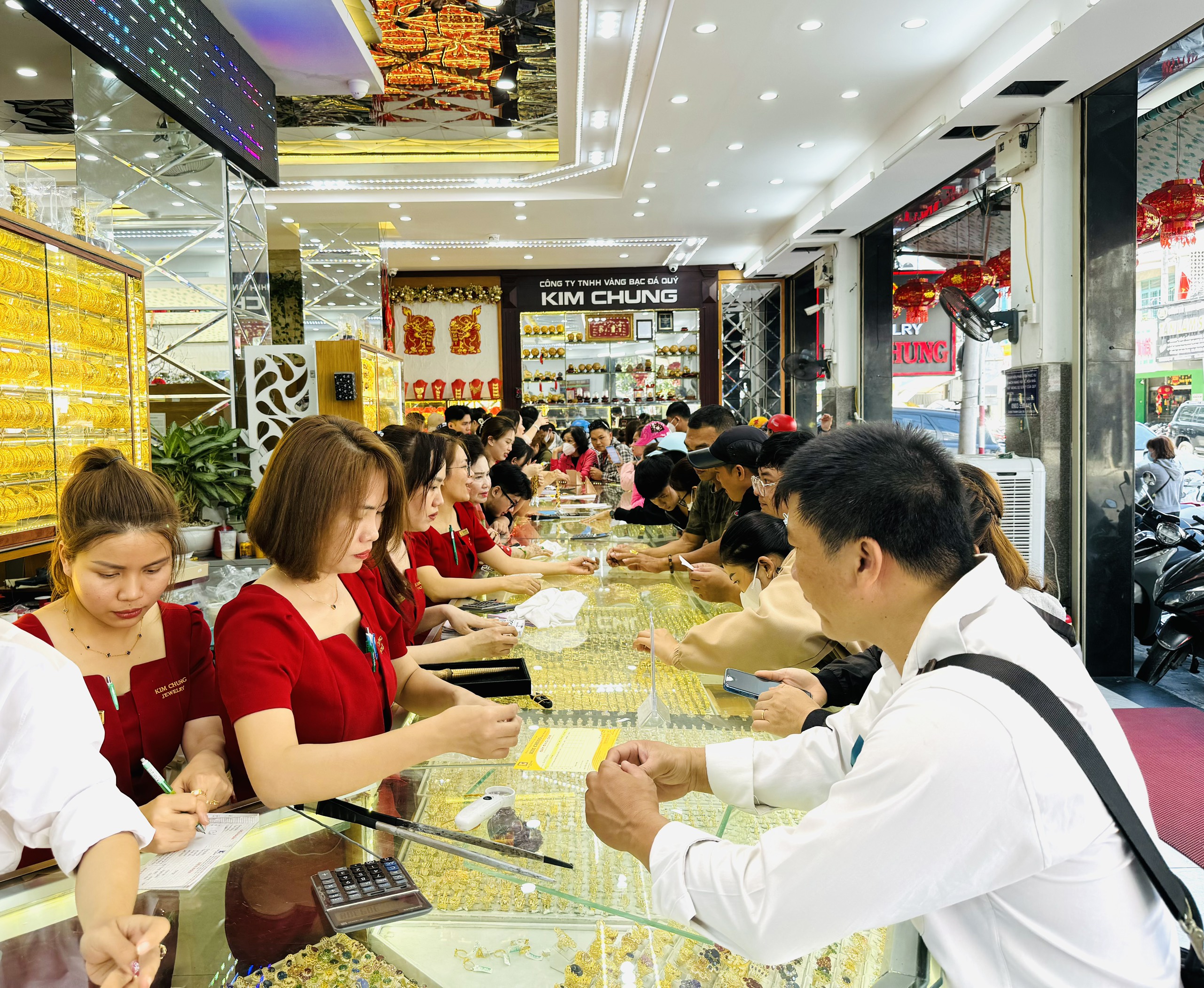 Nha Trang: Người dân mua vàng tăng cao nhưng giá vàng giảm ngày vía thần tài - Báo Khánh Hòa điện tử