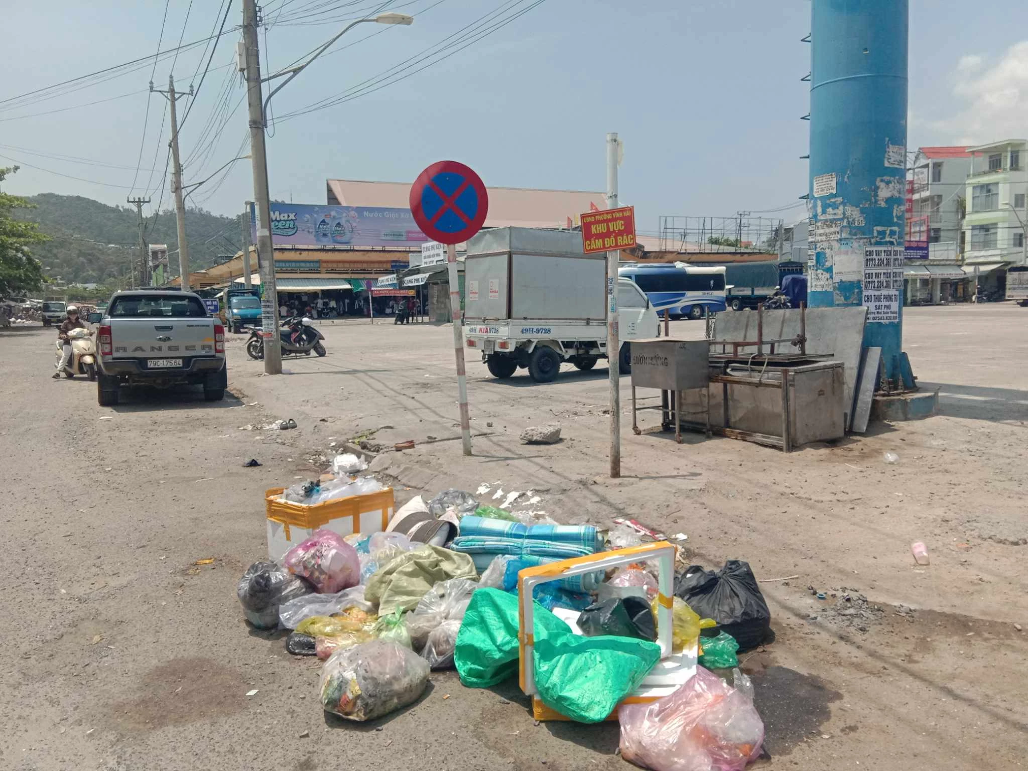 Bỏ rác nơi bảng cấm - Báo Khánh Hòa điện tử