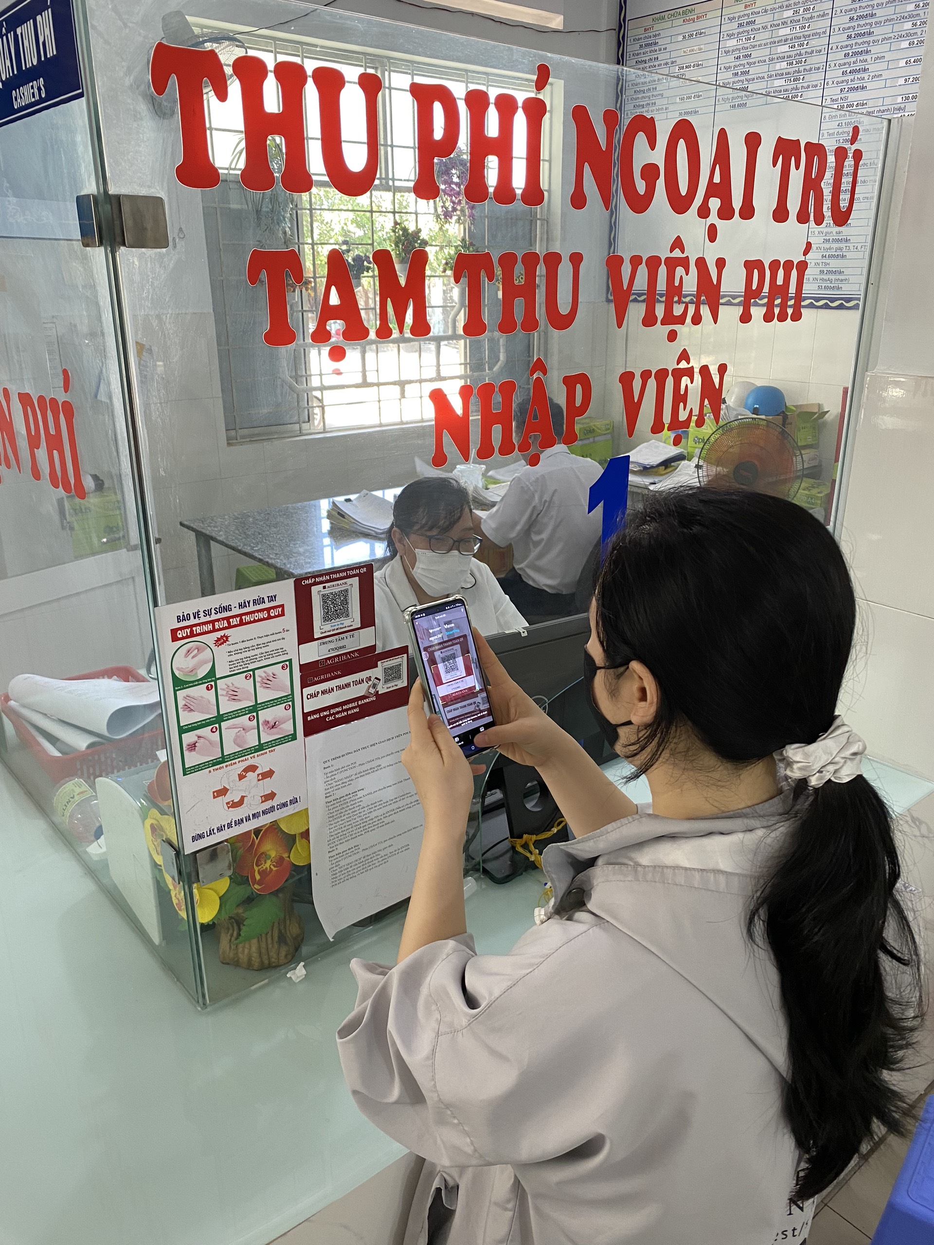 Promoting cashless hospital services - Báo Khánh Hòa điện tử