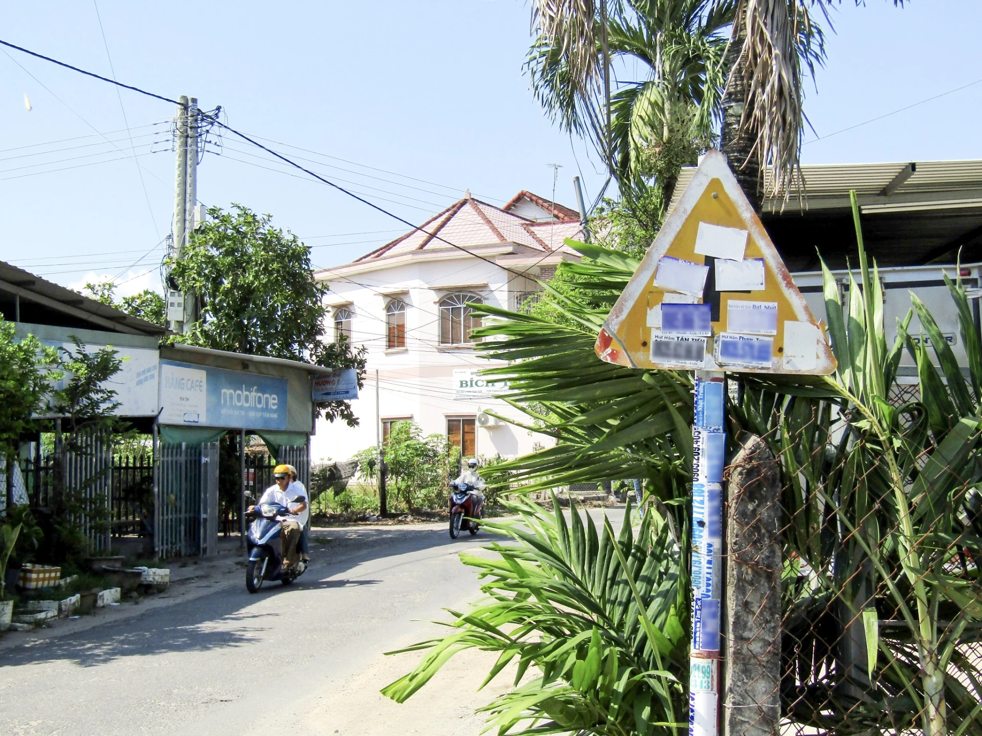 Dán rao vặt trên biển báo giao thông - Báo Khánh Hòa điện tử