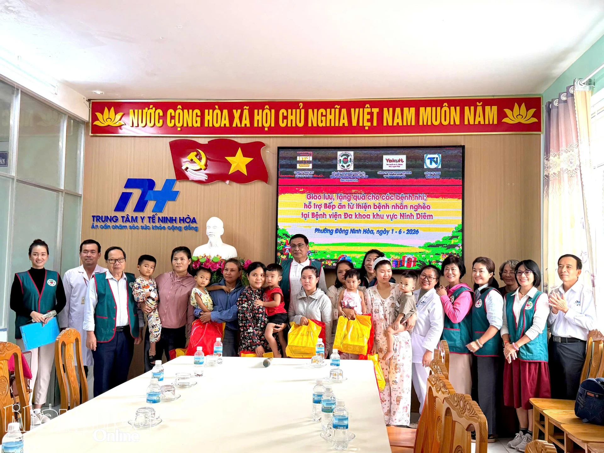Tặng quà cho 150 bệnh nhi đang điều trị tại các bệnh viện trong tỉnh ...