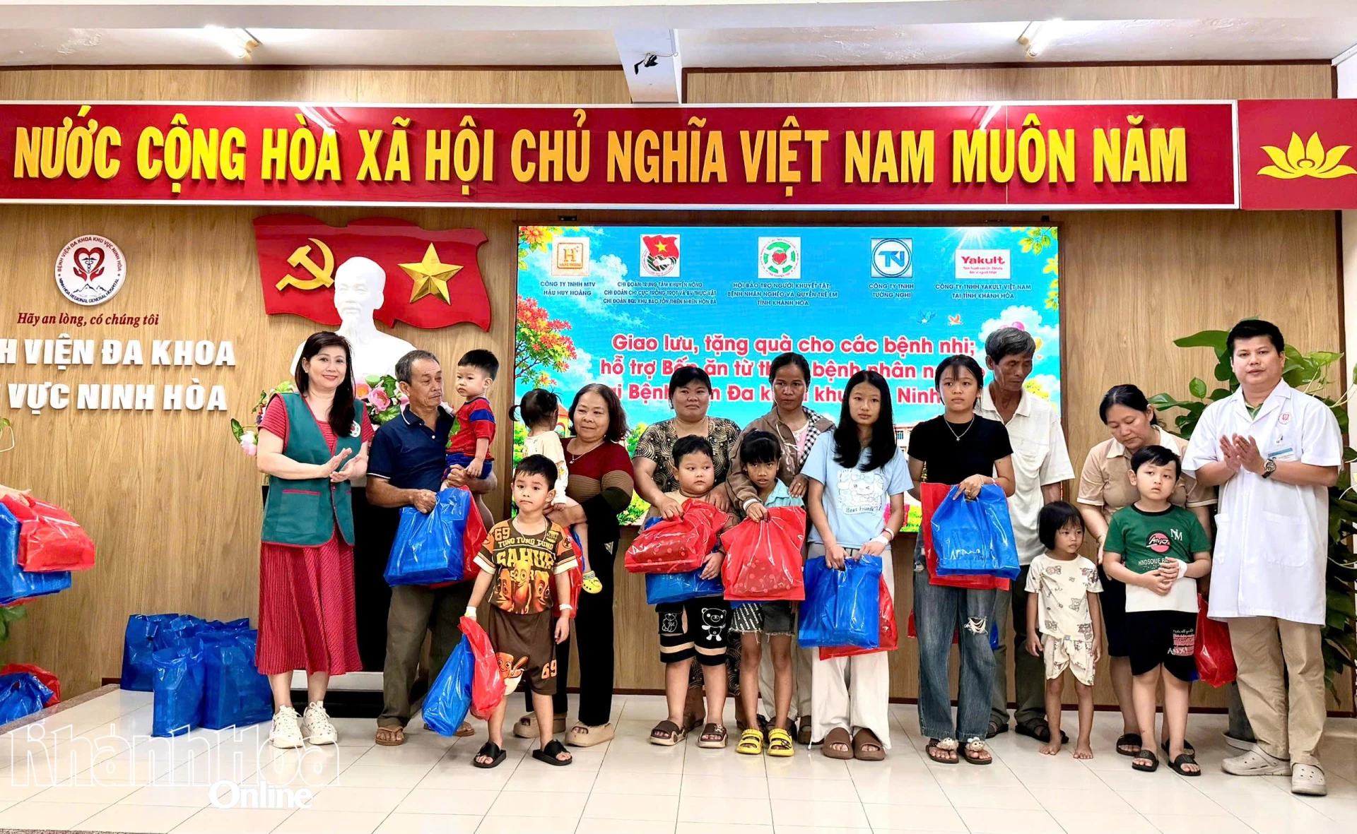 Tặng quà cho 150 bệnh nhi đang điều trị tại các bệnh viện trong tỉnh ...