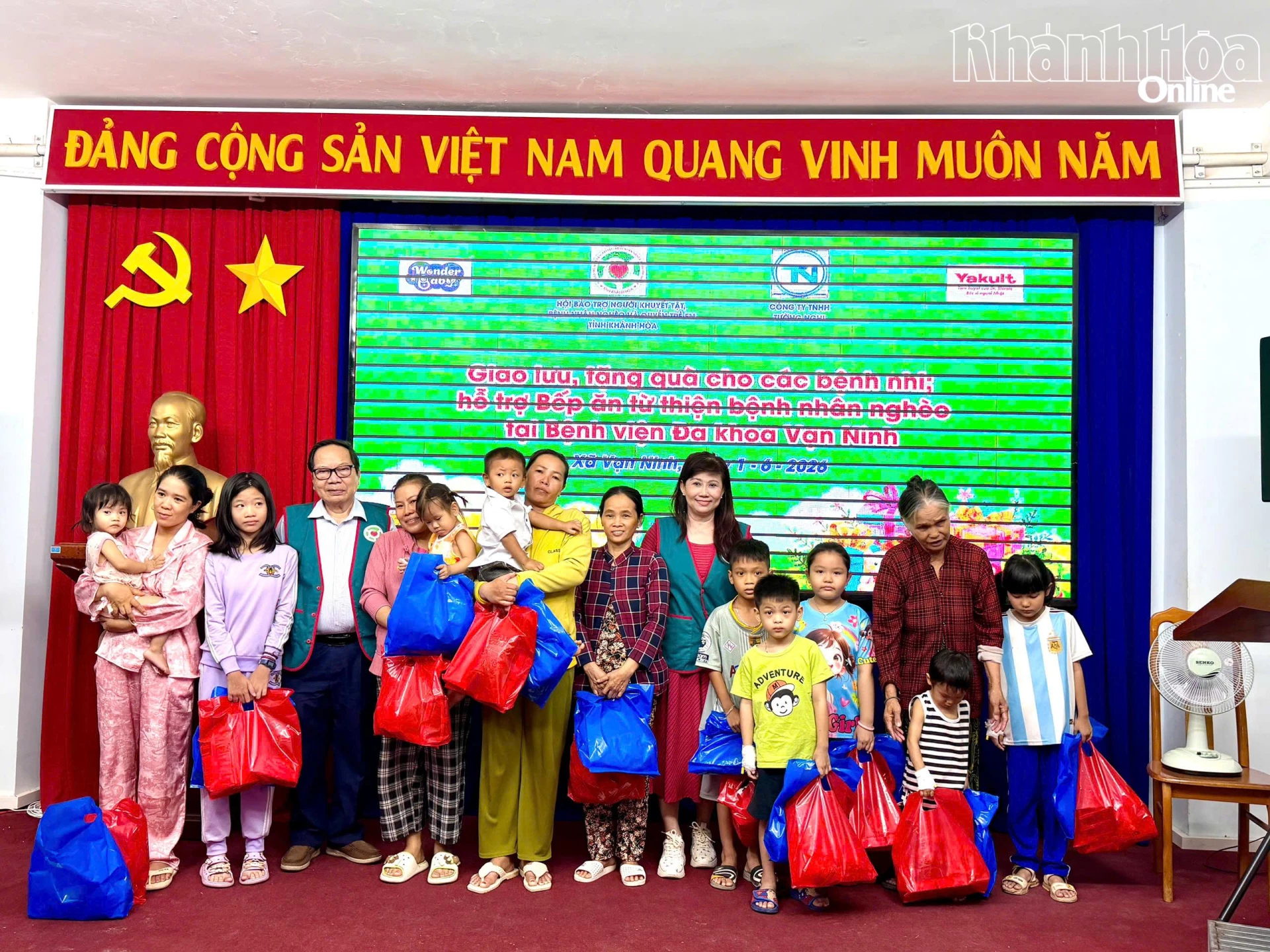 Tặng quà cho 150 bệnh nhi đang điều trị tại các bệnh viện trong tỉnh ...