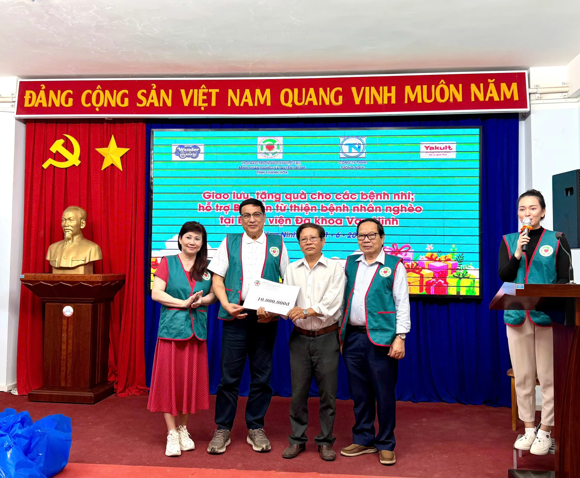 Tặng quà cho 150 bệnh nhi đang điều trị tại các bệnh viện trong tỉnh ...