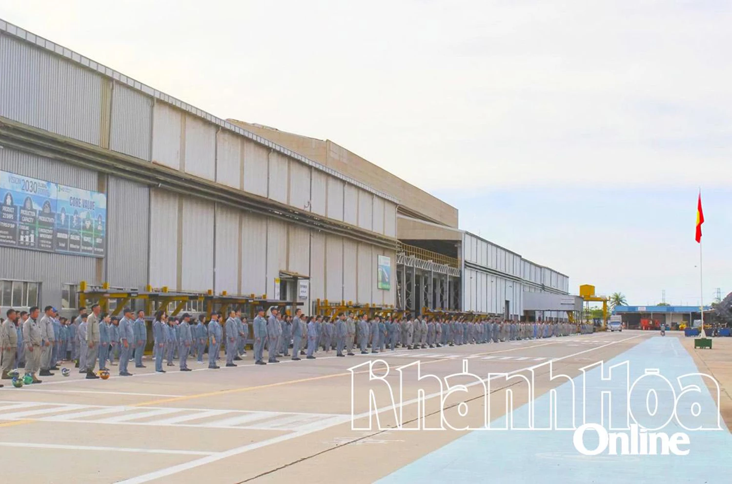 Công ty TNHH Đóng tàu HD Hyundai Việt Nam tổ chức chào cờ kỷ niệm 80 ...