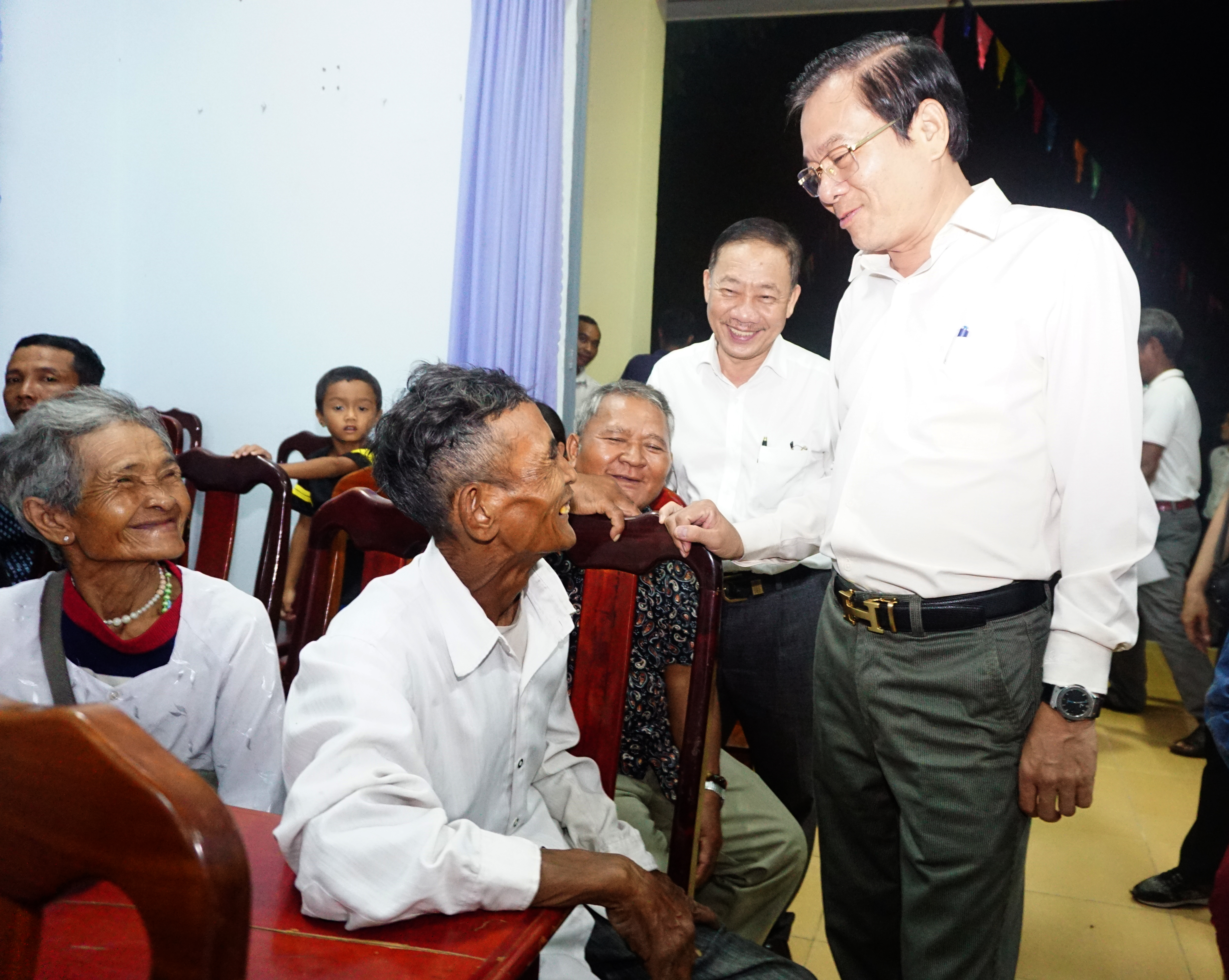 Ông Trần Mạnh Dũng dự Ngày hội đại đoàn kết toàn dân tộc tại xã Cam Thịnh Tây - Báo Khánh Hòa ...