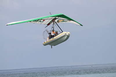 Flying by motorized kite on Nha Trang sea - Báo Khánh Hòa điện tử