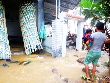 Equalizing reservoir damaged in heavy rain - Báo Khánh Hòa điện tử