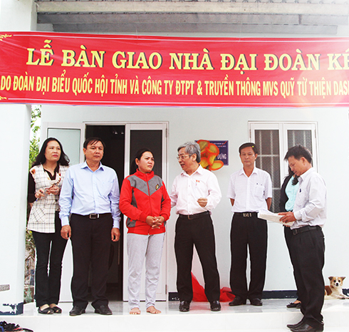 House handover to families made homeless by typhoon - Báo Khánh Hòa điện tử