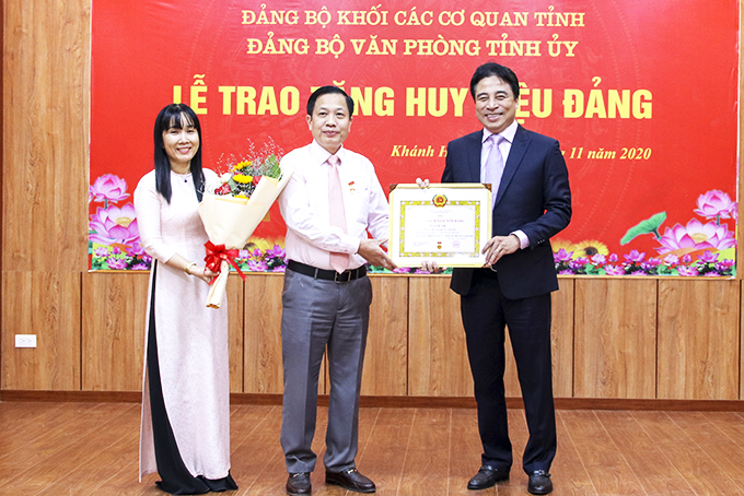 Trao Huy hiệu 30 năm tuổi Đảng cho ông Hà Quốc Trị - Báo Khánh Hòa điện tử