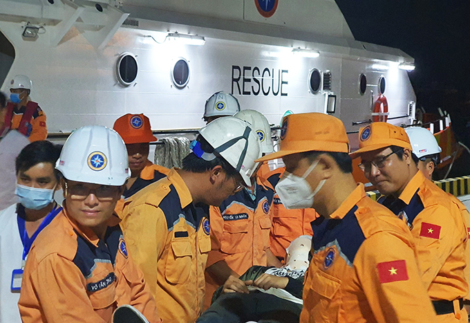 2 Filipino crew rescued - Báo Khánh Hòa điện tử
